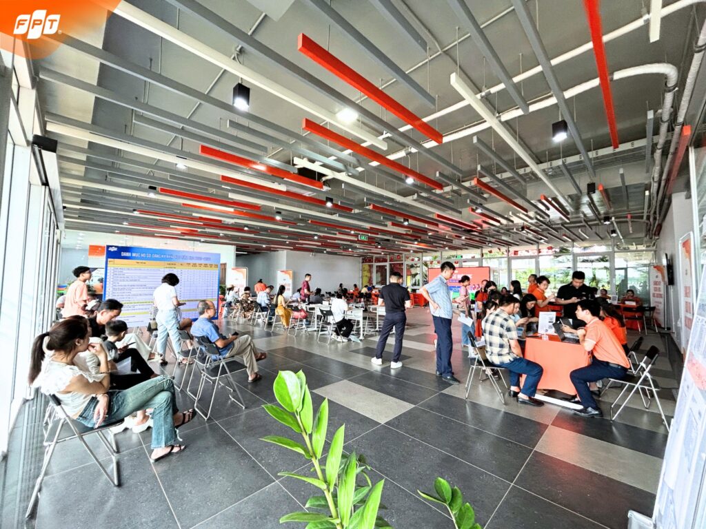 Không khí thu hồ sơ nhập học năm 2025–2026 tại Trường Tiểu học, THCS và ...